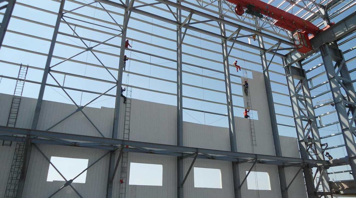 Installation Of Steel Structure Building – China PEB